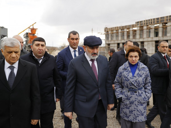 Zham.am | Թիկնապահված անեկդոտ. Փաշինյանը սգո արարողության մասնակիցներին ...