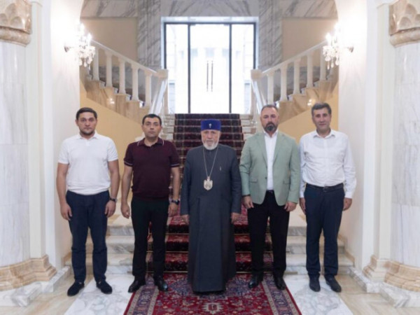 Zham.am | Վեհափառն իրավապաշտպանների հետ քննարկել է եկեղեցու դեմ իրականացվող արշավը