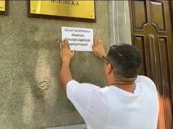 Zham.am | Բորիս Մուրազին փոխել է ՄԻՊ-ի ցուցանակը (տեսանյութ)