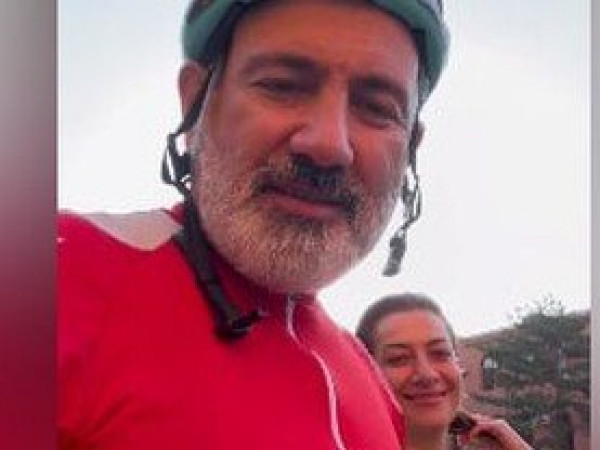 Zham.am | Փաշինյանը վերսկսել է երեւանյան հեծանվային զբոսանքը․ նրանց միացել է Աննա Հակոբյանը