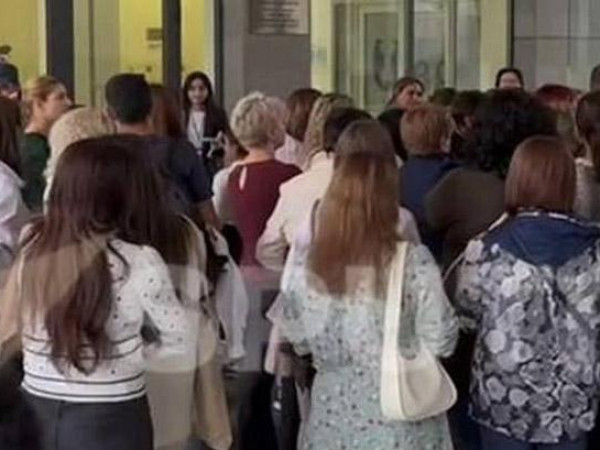 Zham.am | Եղվարդից ուսուցիչները ավտոբուսներով գալիս են Երևան՝ բողոքի ակցիա անելու