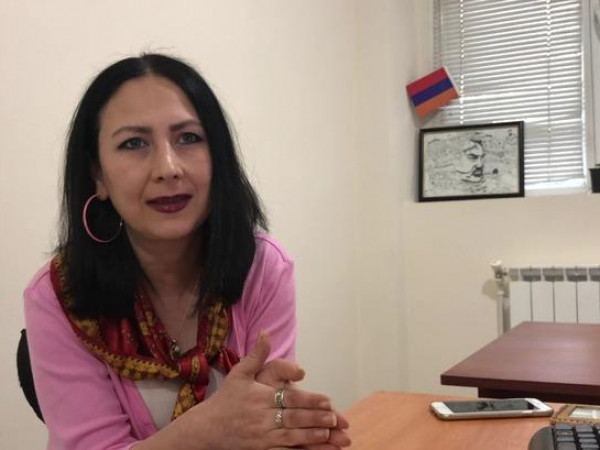 Zham.am | Հ1-ի տնօրենը լրագրողներից մեկի ուղղությամբ ծաղկաման է շպրտել