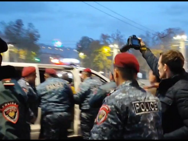 Zham.am | Ոստիկանները բերման են ենթարկել «Զանգ» շարժման 9 անդամի, որոնք ...