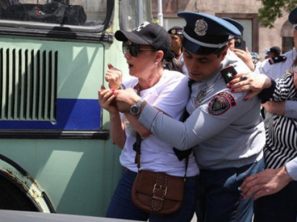 Zham.am | Առանց կարմիր գծերի. լրագրողներին էլ «բաժին հասավ». «Փաստ»